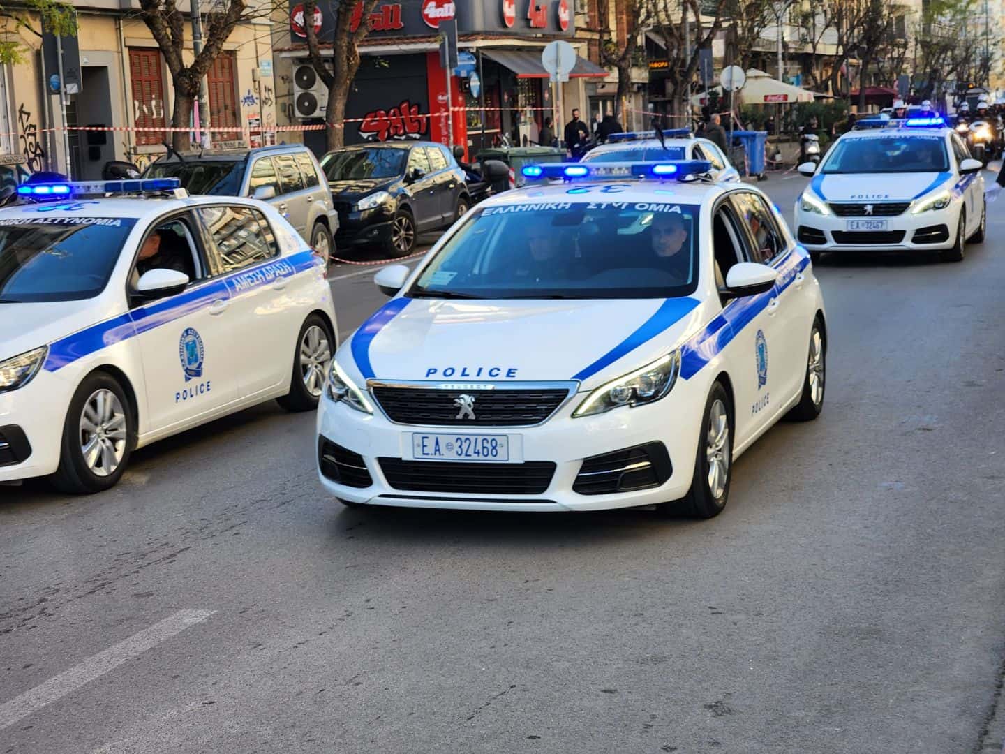 Θρήνος στην κηδεία του αστυνομικού που είχε τραυματιστεί στα επεισόδια ...