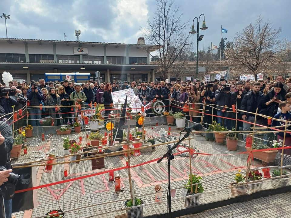 Συγκίνηση στην πλατεία του ΟΣΕ στη Λάρισα με το μνημείο για τα 57 θύματα